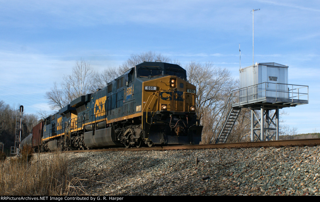 CSXT 666 passes by the elevated bungalow at the West End of Reusens siding.